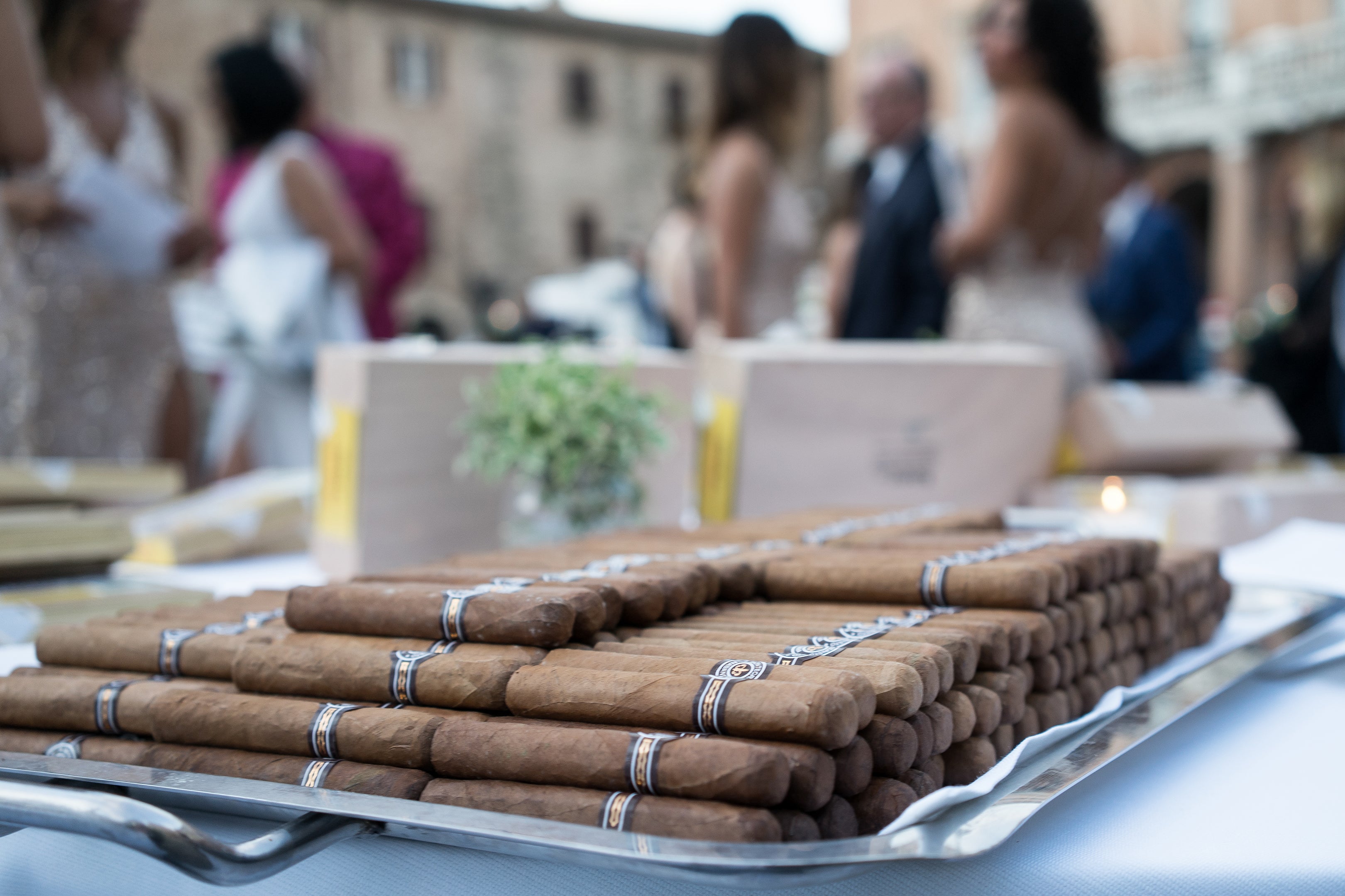 How to Smoke Cigars with Newbie Friends – EGM Cigars